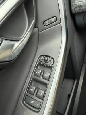 Pelēks Volvo XC60 2010 Ventspils, ar dzinēja tilpumu 2.40 L un nobraukumu 318 tūkst. km par 6900 €, foto 25 vietnē AUTOMOTO.COM.LV