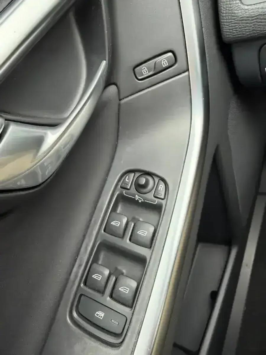 Pelēks Volvo XC60 2010 Ventspils, ar dzinēja tilpumu 2.40 L un nobraukumu 318 tūkst. km par 6900 €, foto 25 vietnē AUTOMOTO.COM.LV