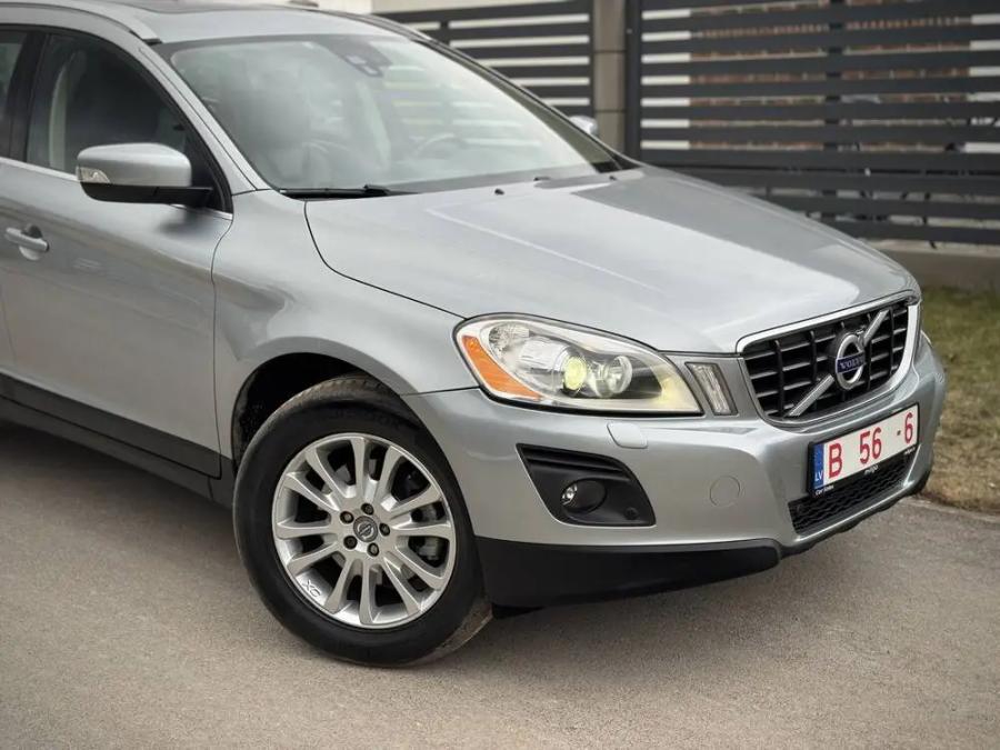 Grey Volvo XC60 2010 in Jelgava, with an engine capacity of 2.40 L and mileage of 255 thousand km for 9250 €, photo 8 on AUTOMOTO.COM.LV