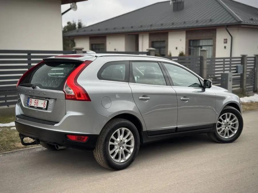 Grey Volvo XC60 2010 in Jelgava, with an engine capacity of 2.40 L and mileage of 255 thousand km for 9250 €, photo 9 on AUTOMOTO.COM.LV
