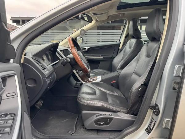 Pelēks Volvo XC60 2010 Jelgava, ar dzinēja tilpumu 2.40 L un nobraukumu 255 tūkst. km par 9250 €, foto 10 vietnē AUTOMOTO.COM.LV