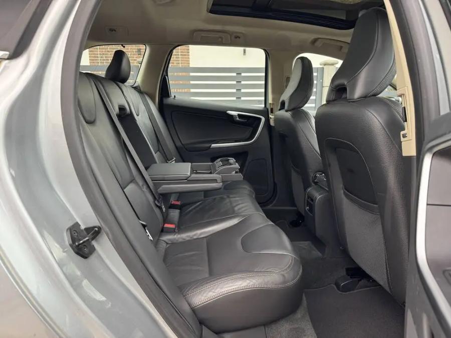 Grey Volvo XC60 2010 in Jelgava, with an engine capacity of 2.40 L and mileage of 255 thousand km for 9250 €, photo 13 on AUTOMOTO.COM.LV