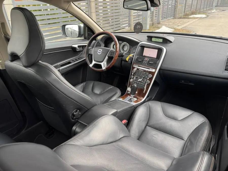 Grey Volvo XC60 2010 in Jelgava, with an engine capacity of 2.40 L and mileage of 255 thousand km for 9250 €, photo 15 on AUTOMOTO.COM.LV