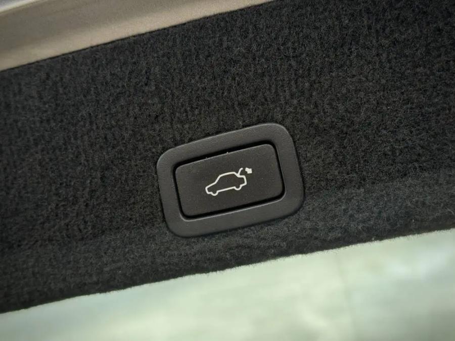 Grey Volvo XC60 2010 in Jelgava, with an engine capacity of 2.40 L and mileage of 255 thousand km for 9250 €, photo 18 on AUTOMOTO.COM.LV