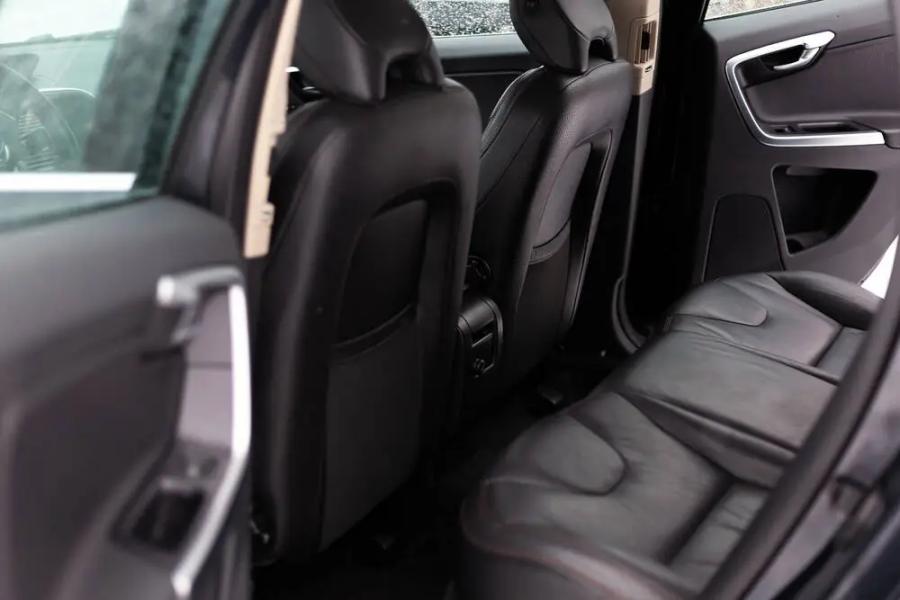 Pelēks Volvo XC60 2010 Rīga, ar dzinēja tilpumu 2.00 L un nobraukumu 203 tūkst. km par 9495 €, foto 12 vietnē AUTOMOTO.COM.LV