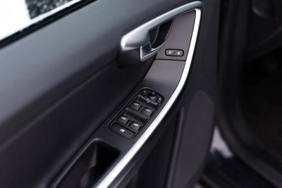 Pelēks Volvo XC60 2010 Rīga, ar dzinēja tilpumu 2.00 L un nobraukumu 203 tūkst. km par 9495 €, foto 17 vietnē AUTOMOTO.COM.LV