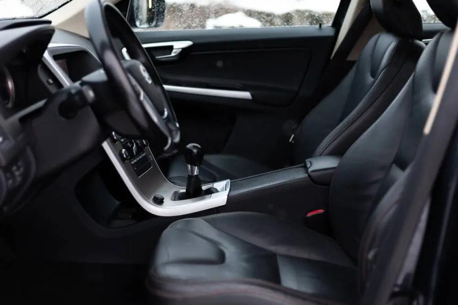 Pelēks Volvo XC60 2010 Rīga, ar dzinēja tilpumu 2.00 L un nobraukumu 203 tūkst. km par 9495 €, foto 18 vietnē AUTOMOTO.COM.LV