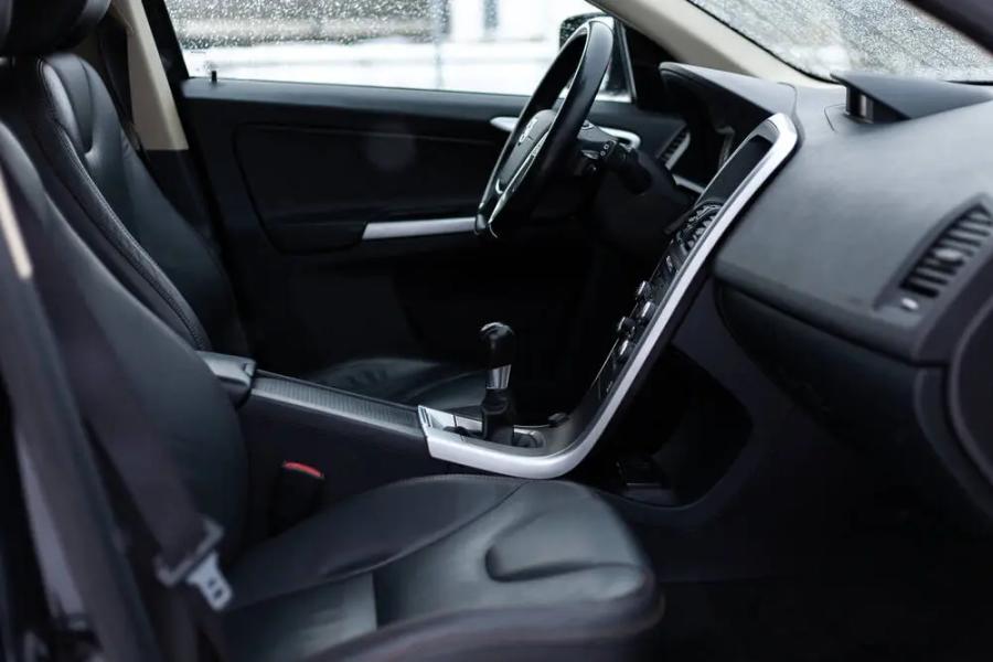 Pelēks Volvo XC60 2010 Rīga, ar dzinēja tilpumu 2.00 L un nobraukumu 203 tūkst. km par 9495 €, foto 22 vietnē AUTOMOTO.COM.LV
