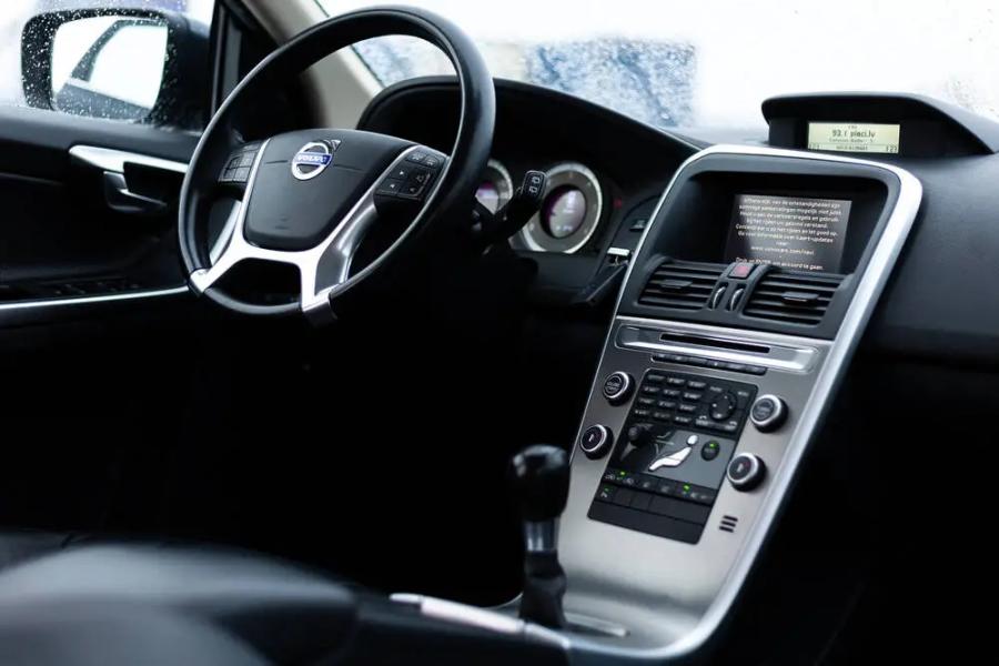 Pelēks Volvo XC60 2010 Rīga, ar dzinēja tilpumu 2.00 L un nobraukumu 203 tūkst. km par 9495 €, foto 24 vietnē AUTOMOTO.COM.LV