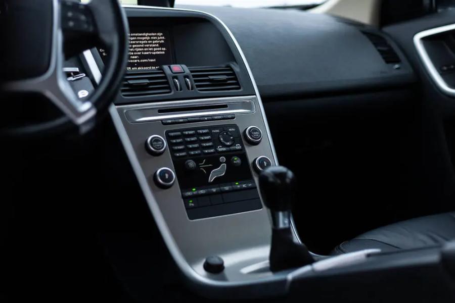 Pelēks Volvo XC60 2010 Rīga, ar dzinēja tilpumu 2.00 L un nobraukumu 203 tūkst. km par 9495 €, foto 26 vietnē AUTOMOTO.COM.LV