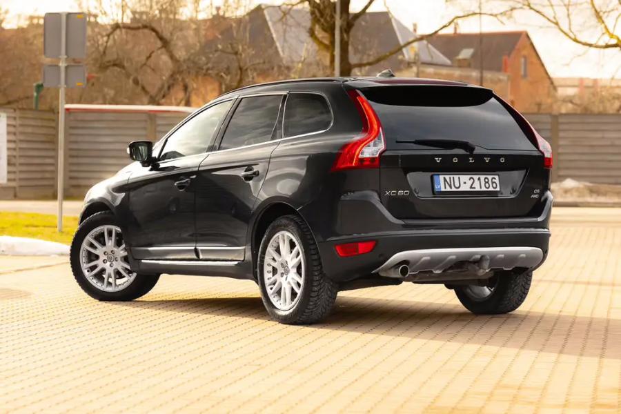 Grey Volvo XC60 2010 in Jelgava, with an engine capacity of 2.40 L and mileage of 347 thousand km for 8900 €, photo 5 on AUTOMOTO.COM.LV