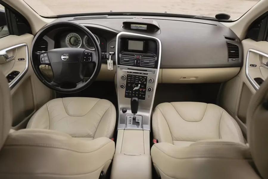 Grey Volvo XC60 2010 in Jelgava, with an engine capacity of 2.40 L and mileage of 347 thousand km for 8900 €, photo 9 on AUTOMOTO.COM.LV