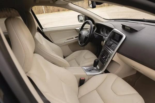 Pelēks Volvo XC60 2010 Jelgava, ar dzinēja tilpumu 2.40 L un nobraukumu 347 tūkst. km par 8900 €, foto 10 vietnē AUTOMOTO.COM.LV