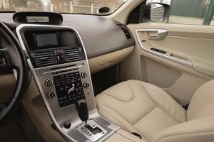 Grey Volvo XC60 2010 in Jelgava, with an engine capacity of 2.40 L and mileage of 347 thousand km for 8900 €, photo 15 on AUTOMOTO.COM.LV