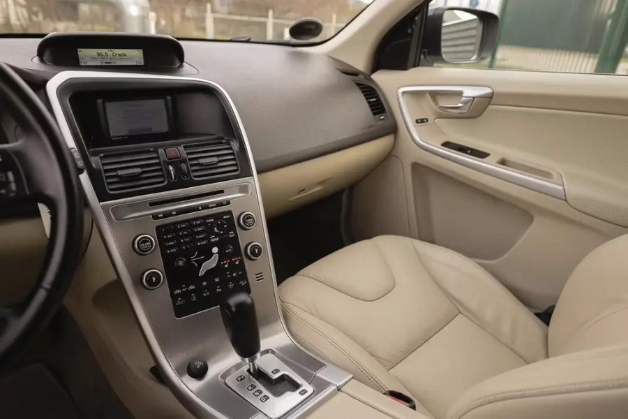 Grey Volvo XC60 2010 in Jelgava, with an engine capacity of 2.40 L and mileage of 347 thousand km for 8900 €, photo 15 on AUTOMOTO.COM.LV