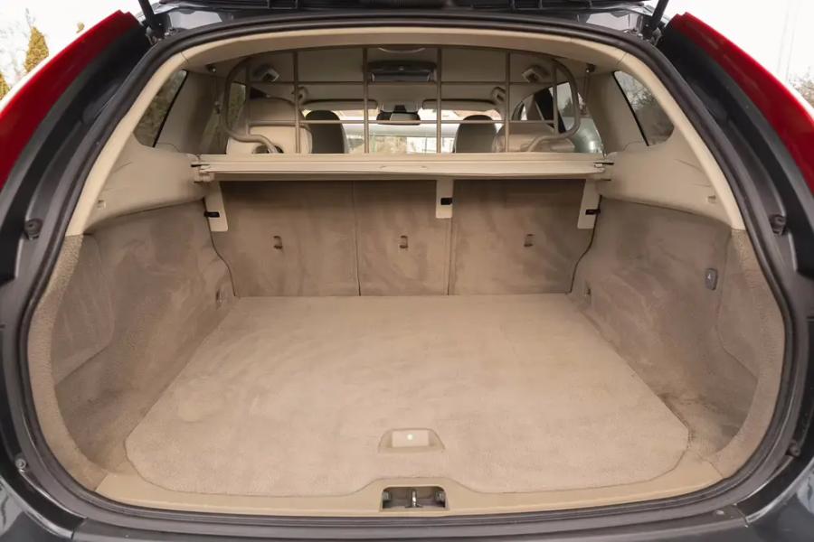 Grey Volvo XC60 2010 in Jelgava, with an engine capacity of 2.40 L and mileage of 347 thousand km for 8900 €, photo 21 on AUTOMOTO.COM.LV
