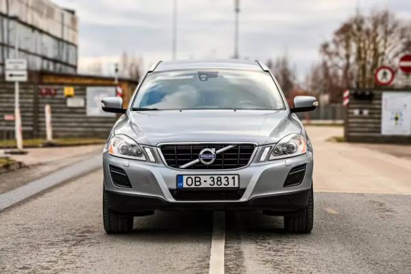 Pelēks Volvo XC60 2010 Jelgava, ar dzinēja tilpumu 2.00 L un nobraukumu 245 tūkst. km par 8000 €, foto 2 vietnē AUTOMOTO.COM.LV