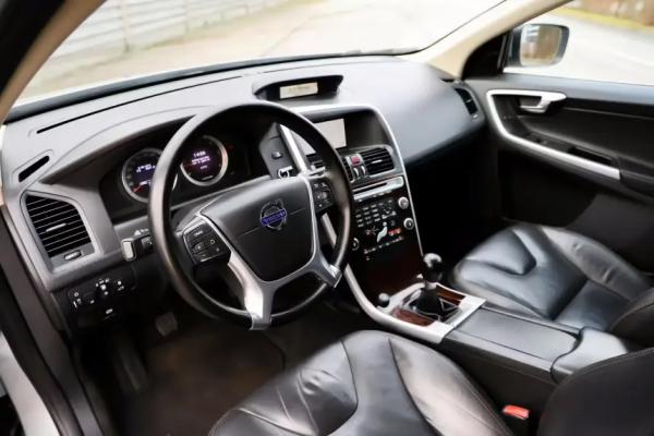 Pelēks Volvo XC60 2010 Jelgava, ar dzinēja tilpumu 2.00 L un nobraukumu 245 tūkst. km par 8000 €, foto 10 vietnē AUTOMOTO.COM.LV