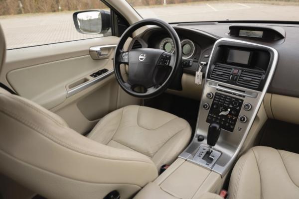 Pelēks Volvo XC60 2010 Rīga, ar dzinēja tilpumu 2.40 L un nobraukumu 347 tūkst. km par 8900 €, foto 7 vietnē AUTOMOTO.COM.LV