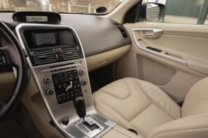 Pelēks Volvo XC60 2010 Rīga, ar dzinēja tilpumu 2.40 L un nobraukumu 347 tūkst. km par 8900 €, foto 15 vietnē AUTOMOTO.COM.LV