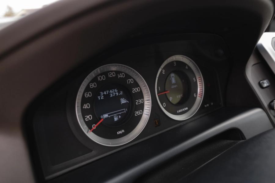 Pelēks Volvo XC60 2010 Rīga, ar dzinēja tilpumu 2.40 L un nobraukumu 347 tūkst. km par 8900 €, foto 16 vietnē AUTOMOTO.COM.LV