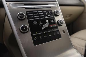 Pelēks Volvo XC60 2010 Rīga, ar dzinēja tilpumu 2.40 L un nobraukumu 347 tūkst. km par 8900 €, foto 18 vietnē AUTOMOTO.COM.LV