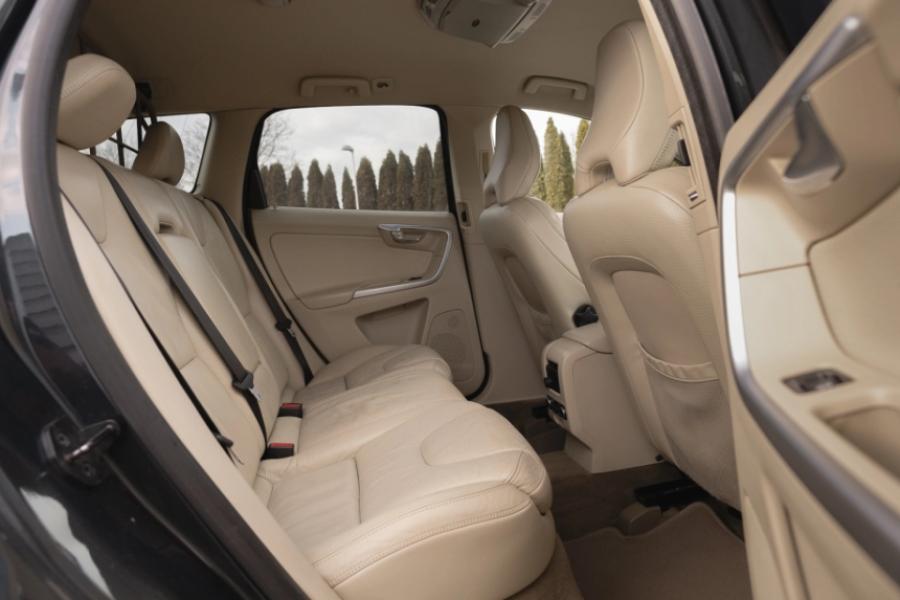Pelēks Volvo XC60 2010 Rīga, ar dzinēja tilpumu 2.40 L un nobraukumu 347 tūkst. km par 8900 €, foto 20 vietnē AUTOMOTO.COM.LV