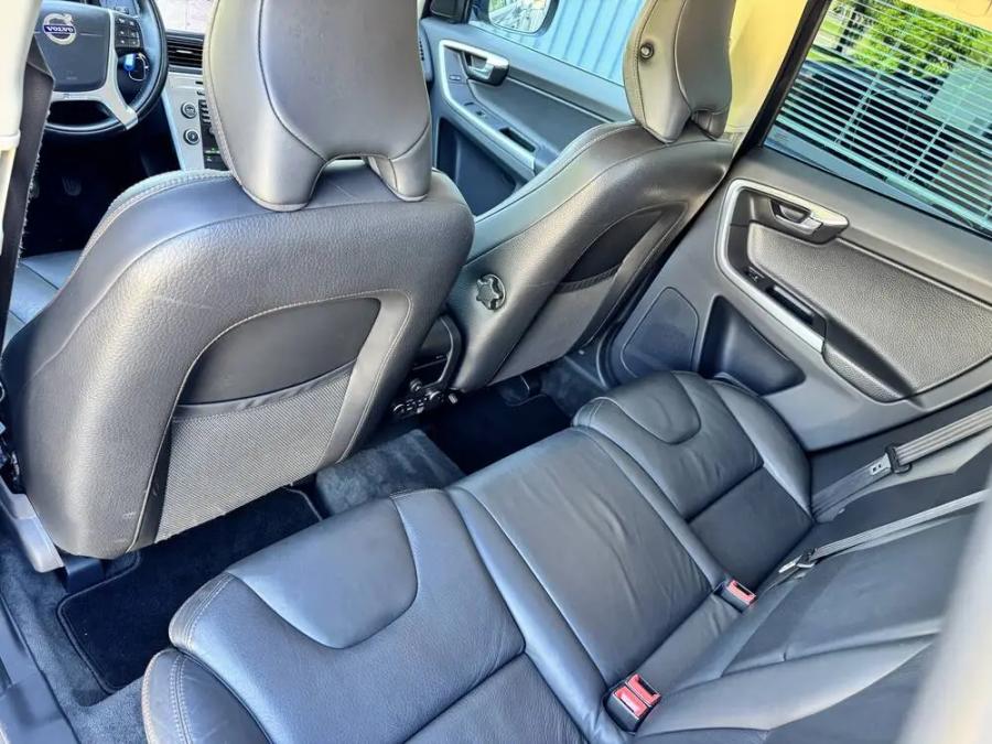 Grey Volvo XC60 2010 in Riga, with an engine capacity of 2.40 L and mileage of 346 thousand km for 7800 €, photo 13 on AUTOMOTO.COM.LV
