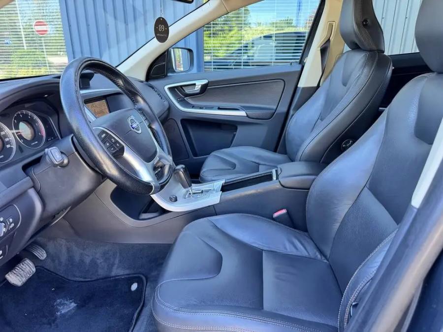 Grey Volvo XC60 2010 in Riga, with an engine capacity of 2.40 L and mileage of 346 thousand km for 7800 €, photo 18 on AUTOMOTO.COM.LV