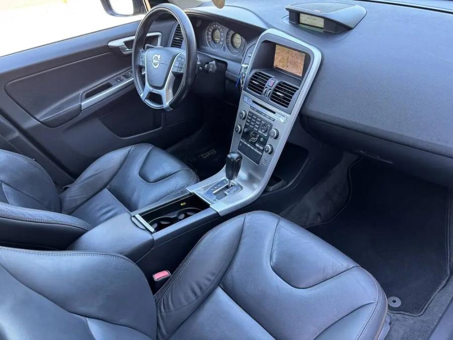 Grey Volvo XC60 2010 in Riga, with an engine capacity of 2.40 L and mileage of 346 thousand km for 7800 €, photo 28 on AUTOMOTO.COM.LV