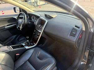 Pelēks Volvo XC60 2010 Tauragė, ar dzinēja tilpumu 2.40 L un nobraukumu 318 tūkst. km par 7500 €, foto 12 vietnē AUTOMOTO.COM.LV
