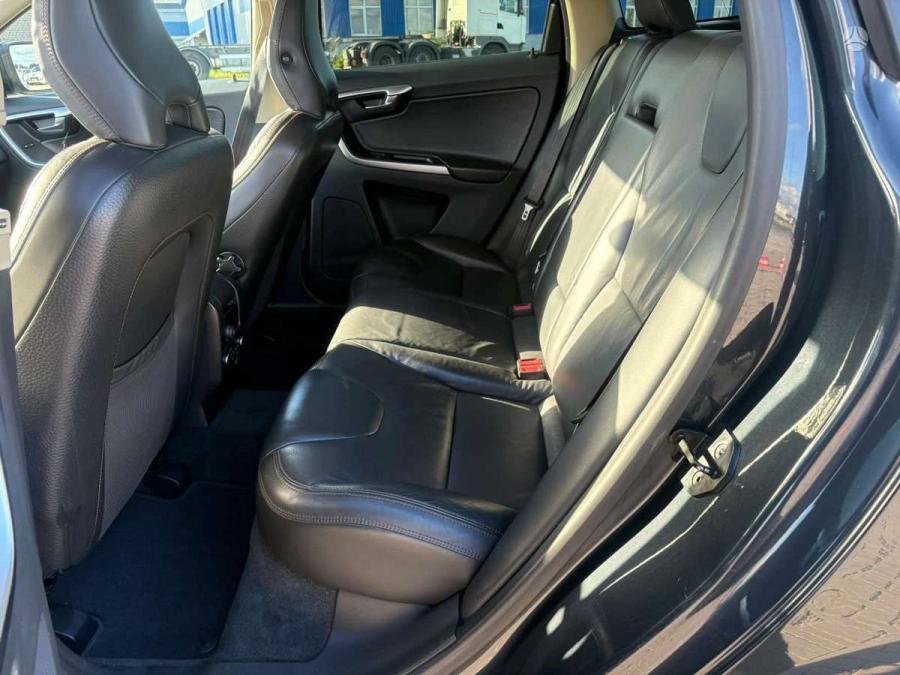 Pelēks Volvo XC60 2010 Tauragė, ar dzinēja tilpumu 2.40 L un nobraukumu 318 tūkst. km par 7500 €, foto 13 vietnē AUTOMOTO.COM.LV