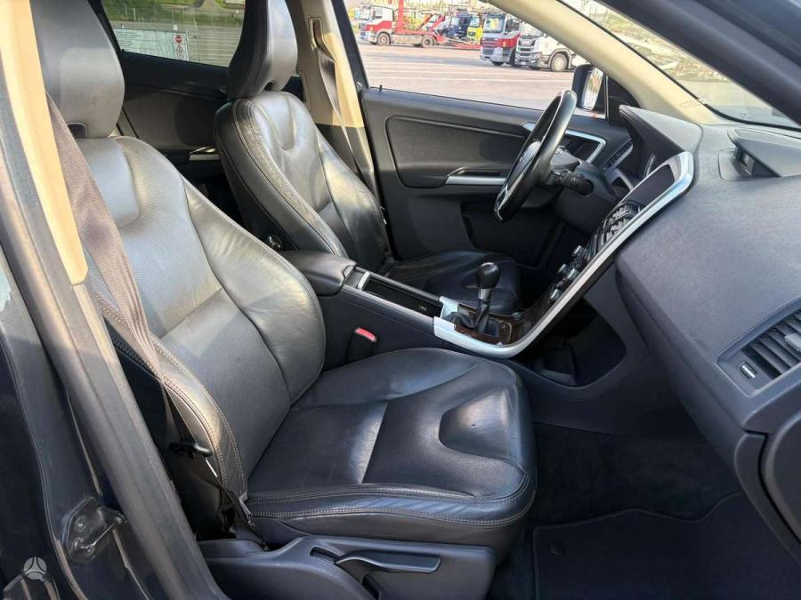 Pelēks Volvo XC60 2010 Tauragė, ar dzinēja tilpumu 2.40 L un nobraukumu 318 tūkst. km par 7500 €, foto 17 vietnē AUTOMOTO.COM.LV
