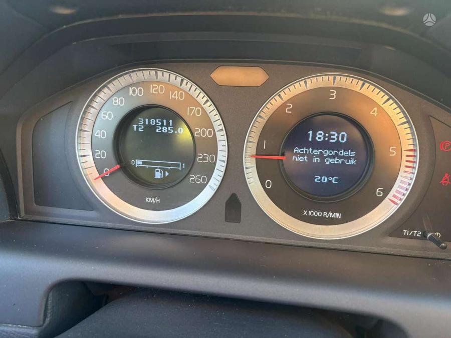 Pelēks Volvo XC60 2010 Tauragė, ar dzinēja tilpumu 2.40 L un nobraukumu 318 tūkst. km par 7500 €, foto 18 vietnē AUTOMOTO.COM.LV