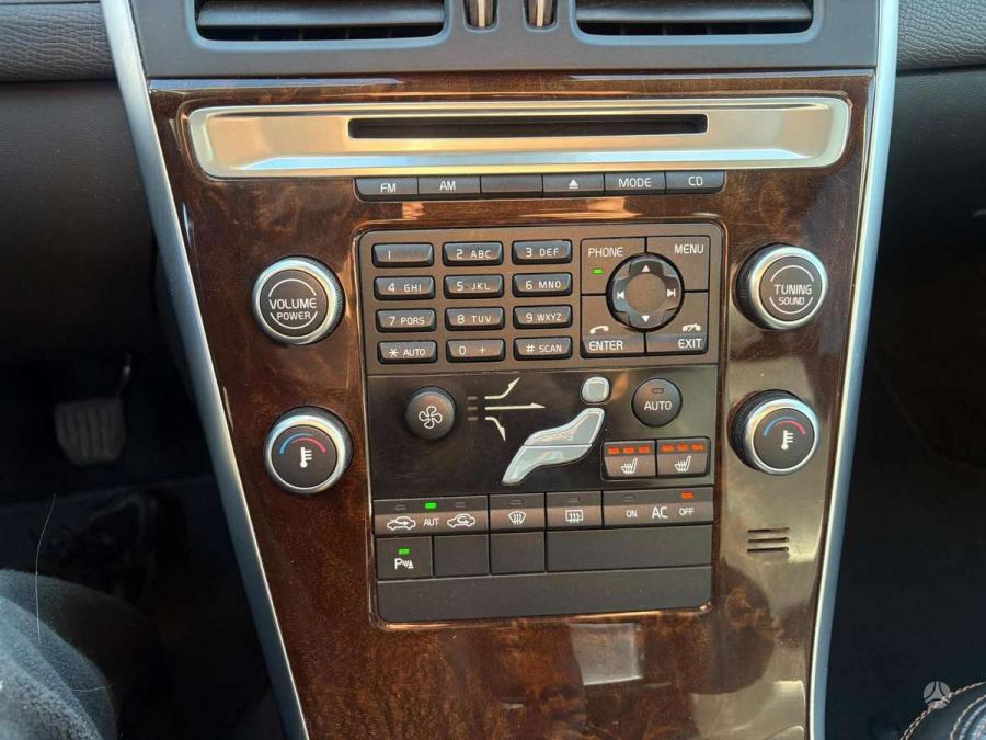 Pelēks Volvo XC60 2010 Tauragė, ar dzinēja tilpumu 2.40 L un nobraukumu 318 tūkst. km par 7500 €, foto 19 vietnē AUTOMOTO.COM.LV