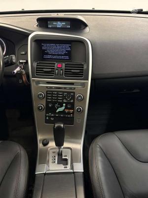 Pelēks Volvo XC60 2010 Marijampole, ar dzinēja tilpumu 2.40 L un nobraukumu 150 tūkst. km par 10750 €, foto 7 vietnē AUTOMOTO.COM.LV