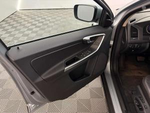 Pelēks Volvo XC60 2010 Marijampole, ar dzinēja tilpumu 2.40 L un nobraukumu 150 tūkst. km par 10750 €, foto 12 vietnē AUTOMOTO.COM.LV