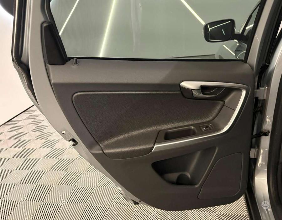 Pelēks Volvo XC60 2010 Marijampole, ar dzinēja tilpumu 2.40 L un nobraukumu 150 tūkst. km par 10750 €, foto 17 vietnē AUTOMOTO.COM.LV