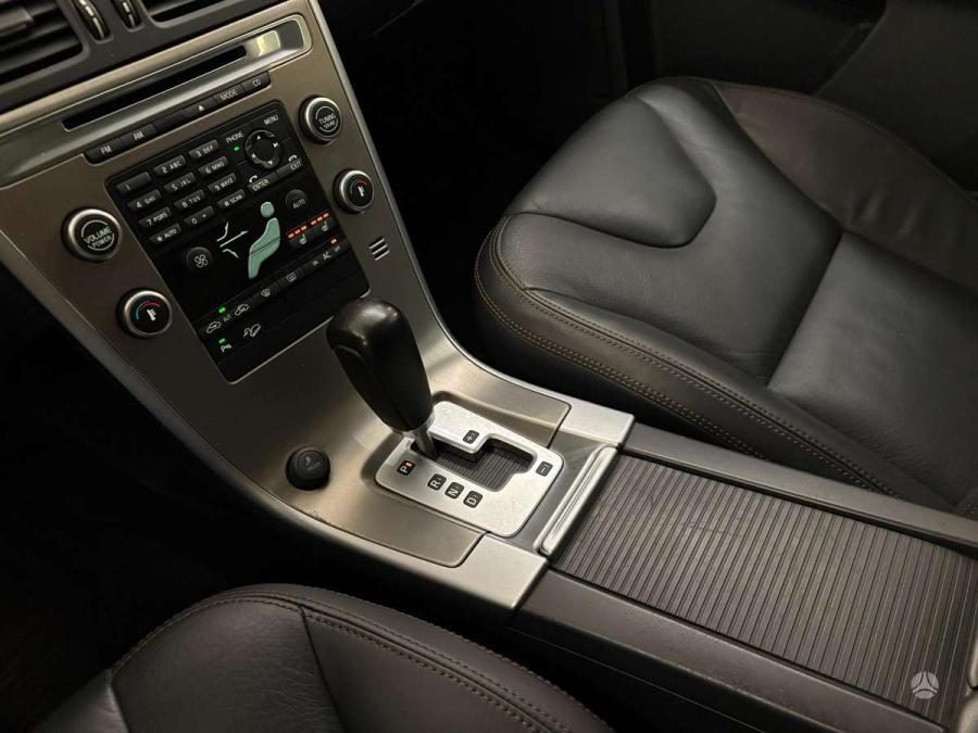 Pelēks Volvo XC60 2010 Marijampole, ar dzinēja tilpumu 2.40 L un nobraukumu 150 tūkst. km par 10750 €, foto 18 vietnē AUTOMOTO.COM.LV