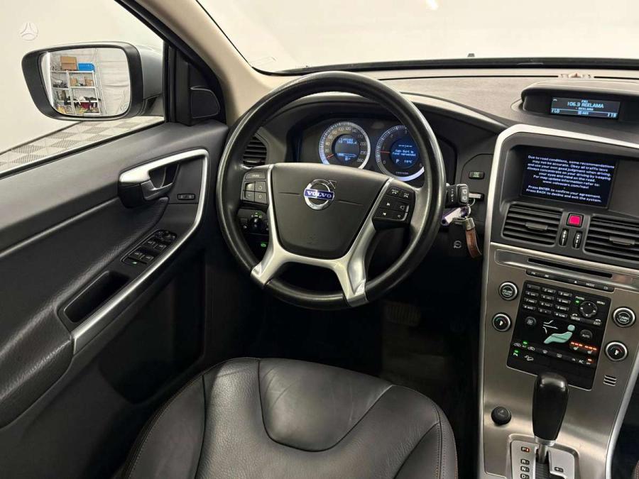 Pelēks Volvo XC60 2010 Marijampole, ar dzinēja tilpumu 2.40 L un nobraukumu 150 tūkst. km par 10750 €, foto 28 vietnē AUTOMOTO.COM.LV