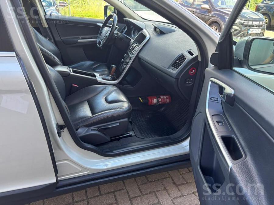 Pelēks Volvo XC60 2010 Liepāja, ar dzinēja tilpumu 2.40 L un nobraukumu 222 tūkst. km par 8240 €, foto 14 vietnē AUTOMOTO.COM.LV