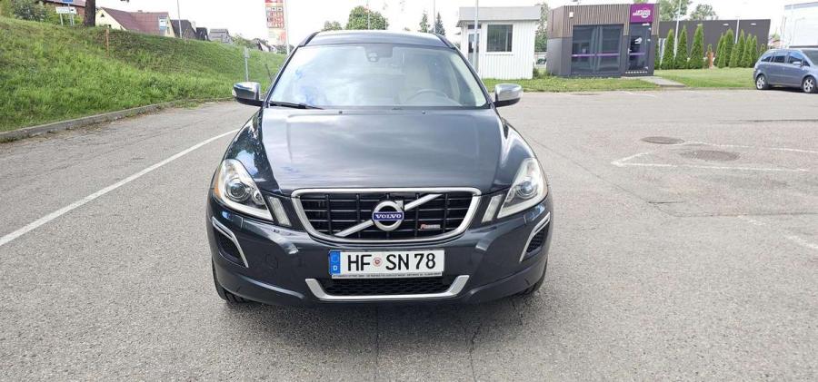 Grey Volvo XC60 2010 in Jonava, with an engine capacity of 2.40 L and mileage of 301 thousand km for 8999 €, photo 1 on AUTOMOTO.COM.LV