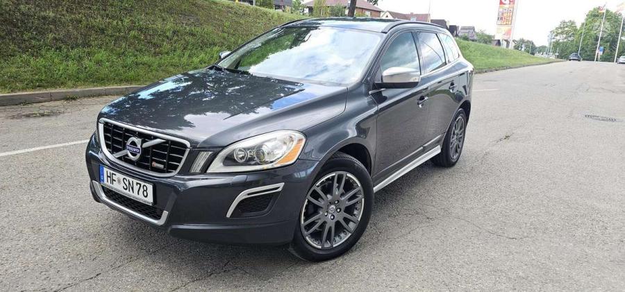 Grey Volvo XC60 2010 in Jonava, with an engine capacity of 2.40 L and mileage of 301 thousand km for 8999 €, photo 3 on AUTOMOTO.COM.LV