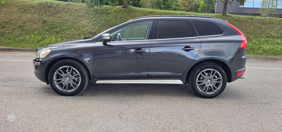 Grey Volvo XC60 2010 in Jonava, with an engine capacity of 2.40 L and mileage of 301 thousand km for 8999 €, photo 7 on AUTOMOTO.COM.LV
