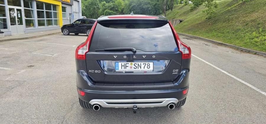 Grey Volvo XC60 2010 in Jonava, with an engine capacity of 2.40 L and mileage of 301 thousand km for 8999 €, photo 11 on AUTOMOTO.COM.LV