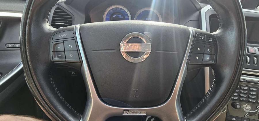 Grey Volvo XC60 2010 in Jonava, with an engine capacity of 2.40 L and mileage of 301 thousand km for 8999 €, photo 32 on AUTOMOTO.COM.LV