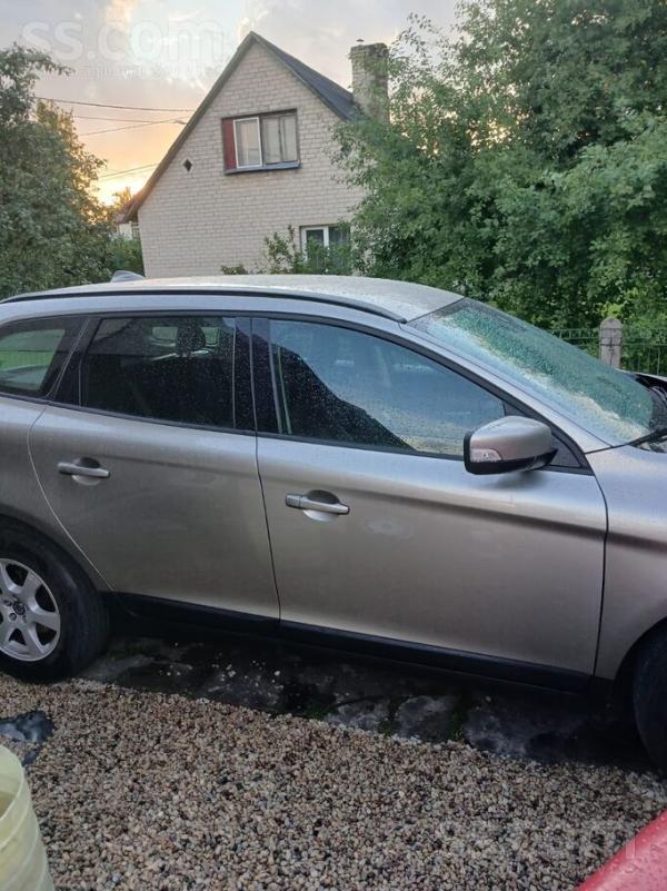 Grey Volvo XC60 2010 in Riga, with an engine capacity of 2.40 L and mileage of 217 thousand km for 5000 €, photo 6 on AUTOMOTO.COM.LV