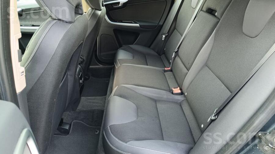 Pelēks Volvo XC60 2010 Cēsis, ar dzinēja tilpumu 2.40 L un nobraukumu 235 tūkst. km par 9250 €, foto 10 vietnē AUTOMOTO.COM.LV