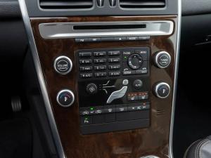 Grey Volvo XC60 2010 in Jurmala, with an engine capacity of 2.40 L and mileage of 318 thousand km for 8950 €, photo 5 on AUTOMOTO.COM.LV