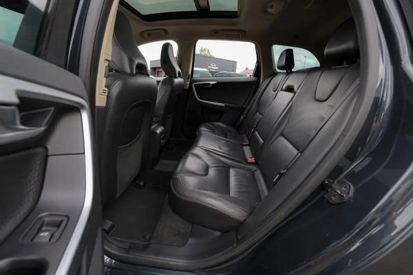 Pelēks Volvo XC60 2010 Jelgava, ar dzinēja tilpumu 2.00 L un nobraukumu 332 tūkst. km par 8750 €, foto 9 vietnē AUTOMOTO.COM.LV